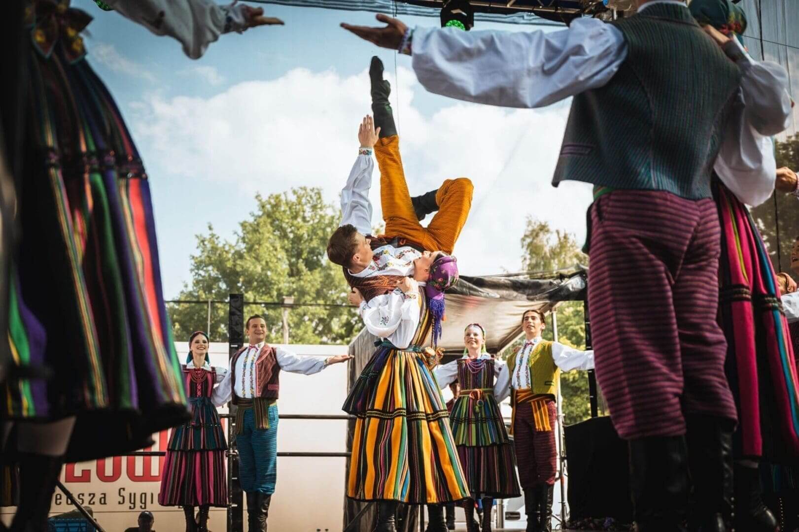 Polish Folk Dance Performances by Mazowsze are a Spectator Sport - PASI EDU