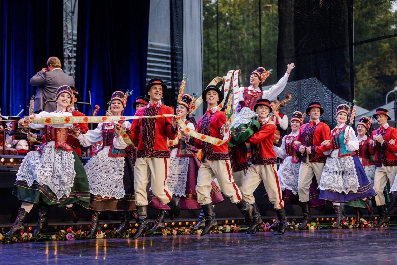 Polish Folk Dance Performances by Mazowsze are a Spectator Sport - PASI EDU